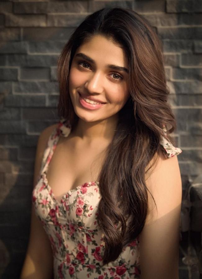 కళ్లు చెదిరిపోయేలా కలర్‌ఫుల్‌ డ్రెస్‌లో కృతి శెట్టి (ఫోటోలు ...